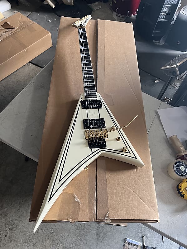 Jackson Pro Rhoads RR3 V Electric Guitar, Ivory, chip in 2 | Reverb