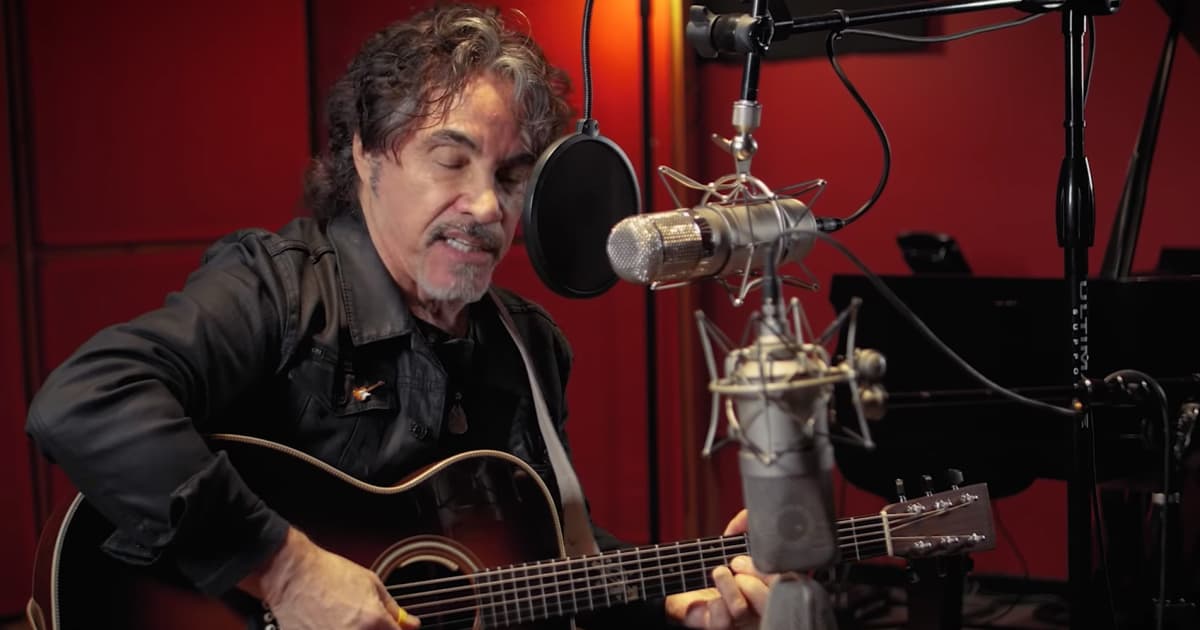 Video: John Oates Performs Songs by Mississippi John | Reverb News