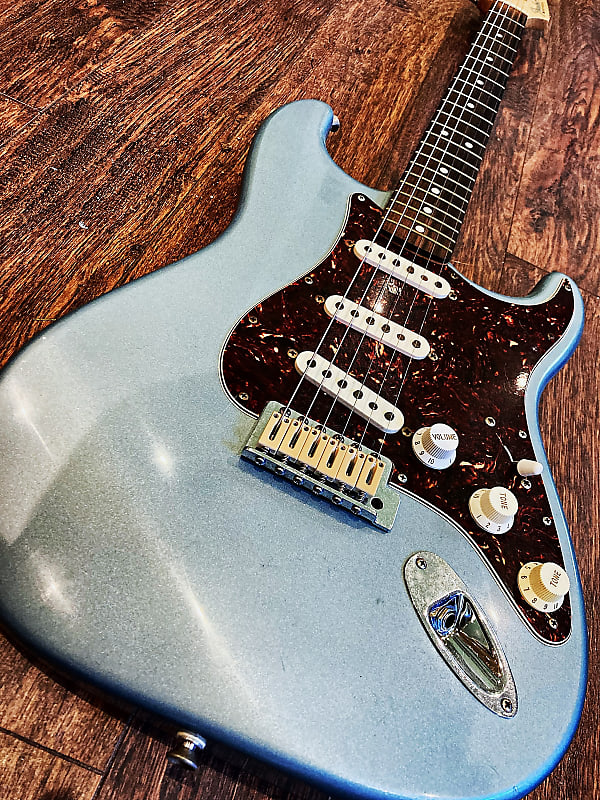 Fender strat ( MIM ) Ice Metalic Blue Strat Ice metallic Blue | Reverb