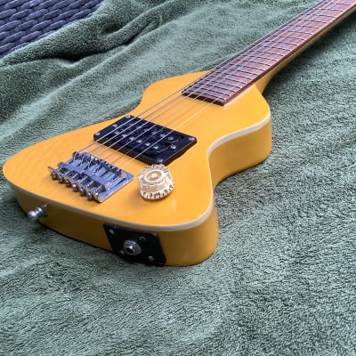 Hondo Chiquita travel guitar 80s / back to the future model Hondo Chiquita travel guitar 80s / back to the future model