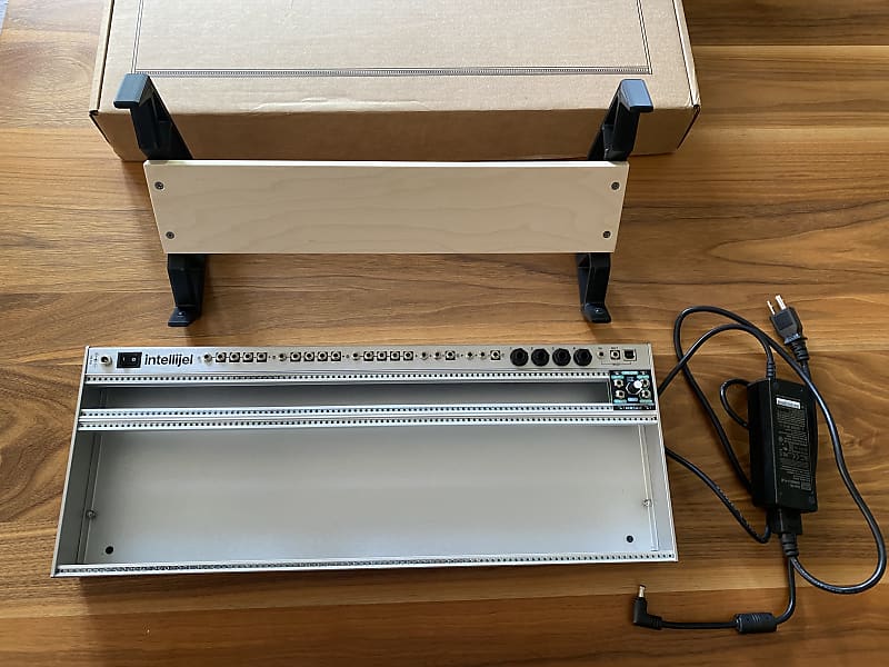 Intellijel 4U 104HP Palette Case + Stereo Out/Stand | Reverb