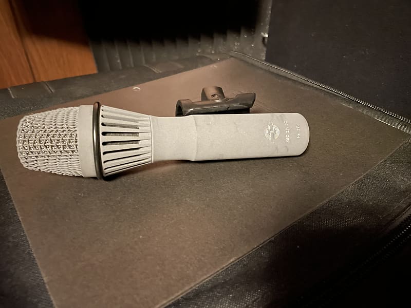 MBHO MBD 219 SC handheld dynamic microphone | Reverb