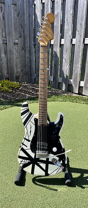 EVH Striped Series Eruption 78 2022 - Black / White | Reverb