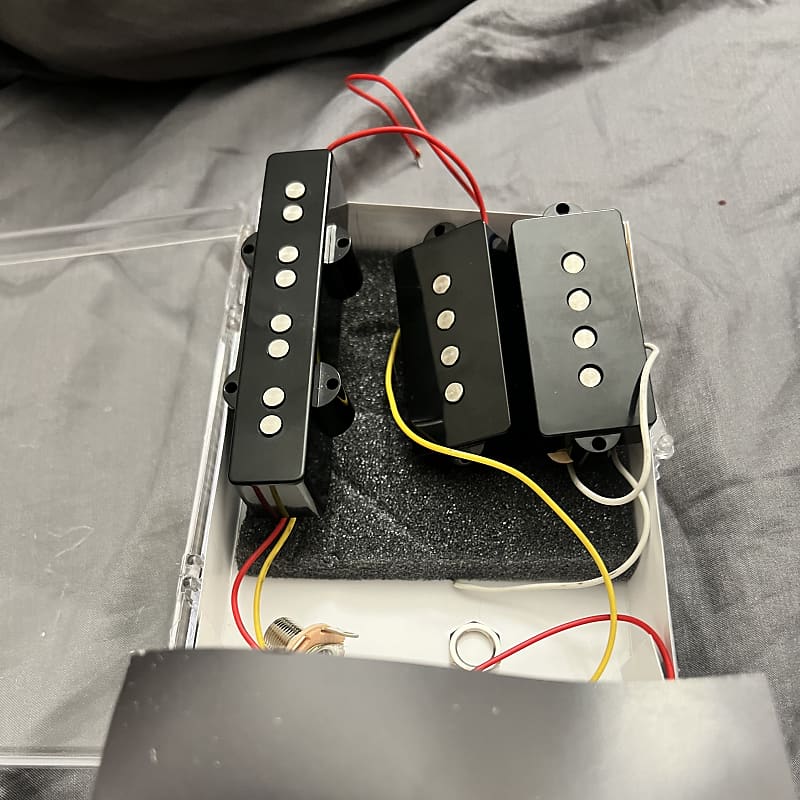 Squier Squier SS Jaguar Bass pickups 2010s | Reverb