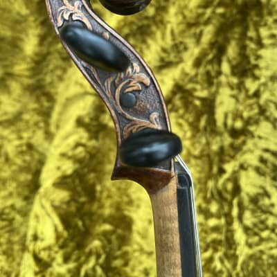 Amati 4/4 Violin with Carved Scroll | Reverb