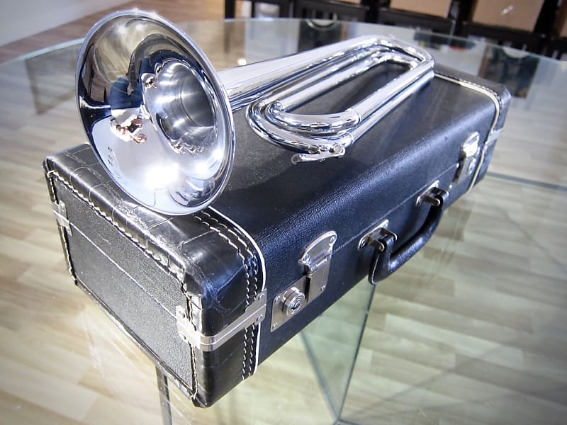 Getzen "Deluxe" Bugle Super Clean with Mouthpiece & Hard Case | Reverb