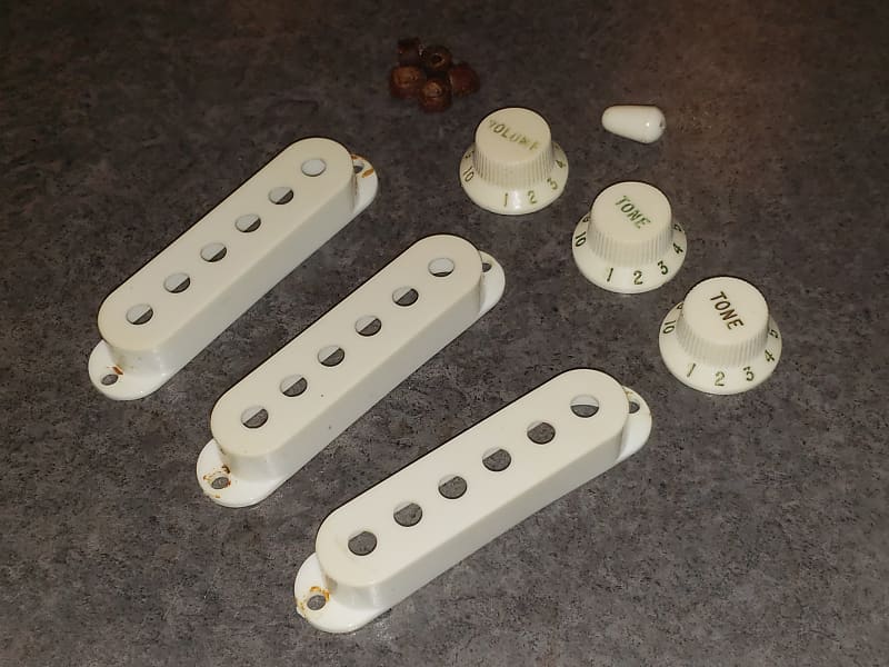 ’57 AVRI 1983 Strat Matching Set Knobs Pickup Covers ’62 | Reverb UK