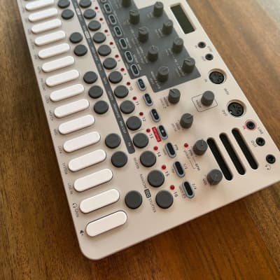 Sonicware Liven Lo-Fi 12 Bit Sampler & Sequencer | Reverb