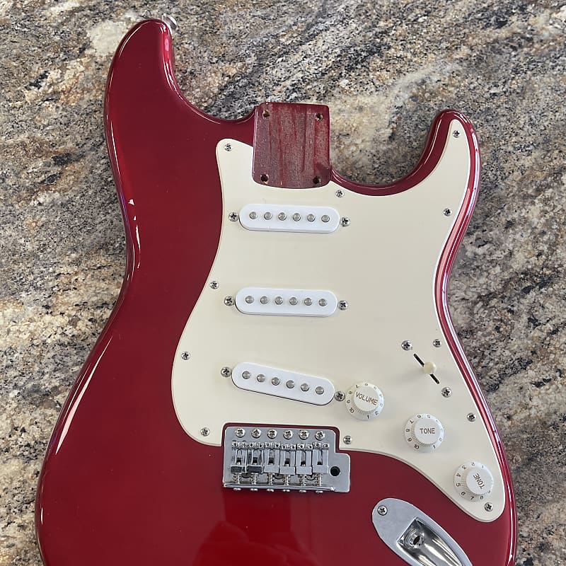 Fender SQUIER STANDARD SERIES STRATOCASTER 2004 - candy apple | Reverb