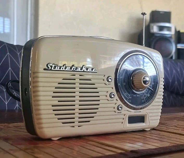 VINTAGE PORTABLE RADIO FM/AM | Reverb