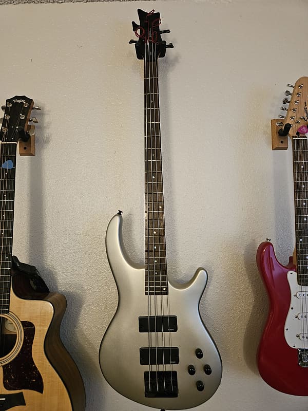 Dean Edge 4-String Bass Guitar with Hard Case | Reverb