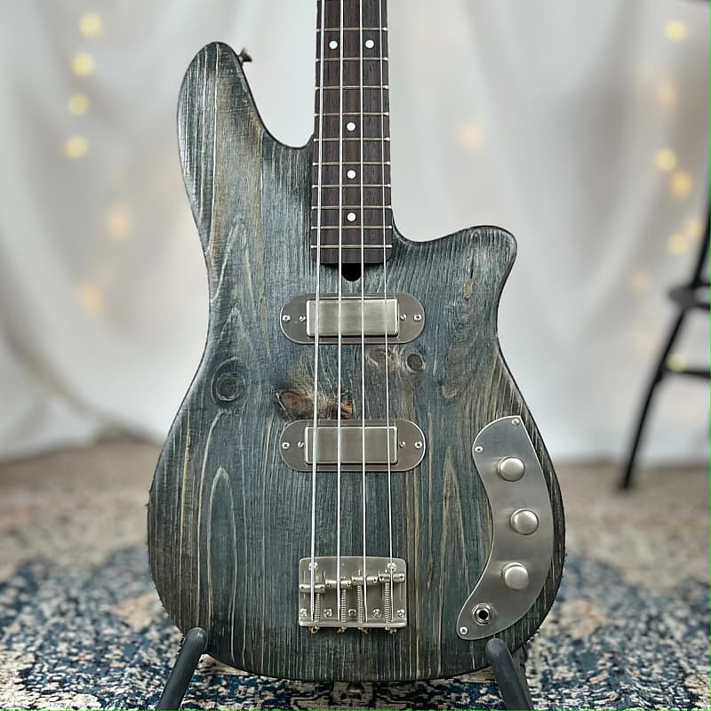 Offbeat Guitars Roxie 30" Short Scale Bass in Mystic Gray on | Reverb
