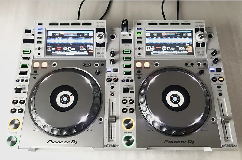 2x Pioneer CDJ-2000NXS2-W (white) with original box | Reverb