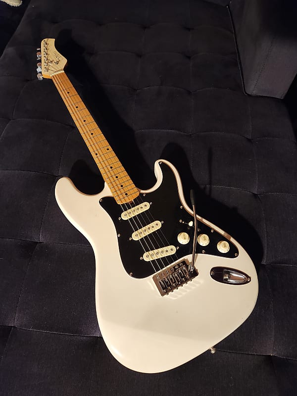 Vibra by Samick 3 pickup strat copy 77-81 - White with | Reverb