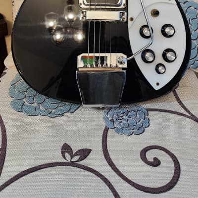 RICKENBACKER 320 electric guitars