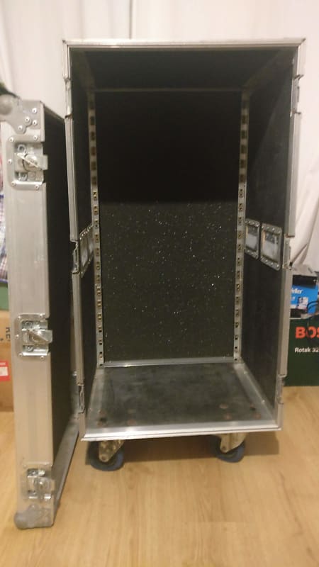Freestyle 20u FlightCase Silver on Casters | Reverb UK