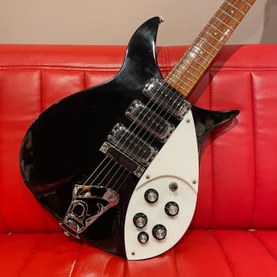 RICKENBACKER 320 electric guitars