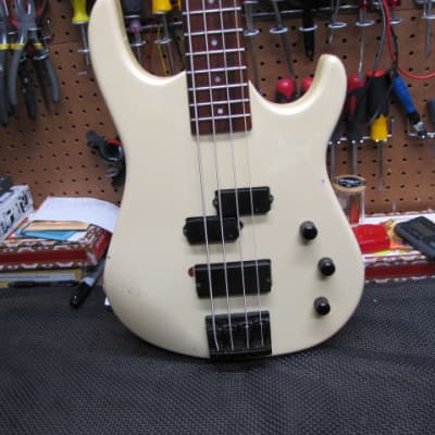 Vintage Original 1984 Robin Freedom Bass Double Pickup Pearl | Reverb