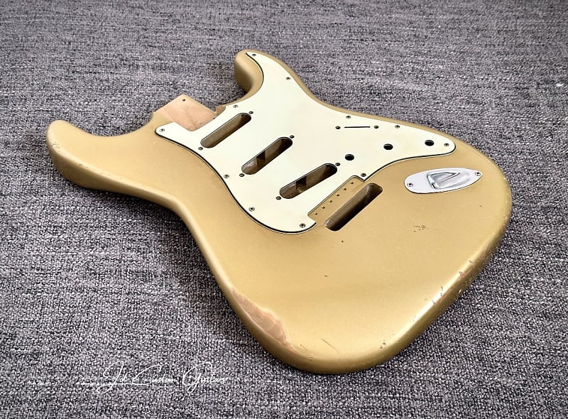 Stratocaster Style Aged Aztec Gold Nitrocellulose Alder | Reverb UK