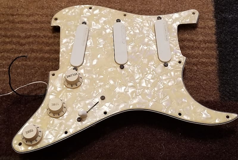 Fender Strat Plus Loaded Pickguard w/ Lace Sensor Gold | Reverb UK