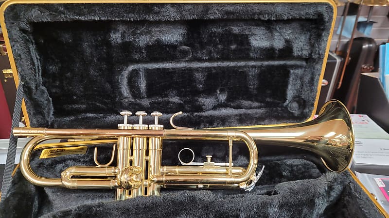 Bach Student Model Trumpet Outfit TR300H | Reverb