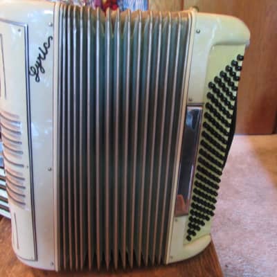 Accordion Lyric,120 bass , white,3/4 LMM,16.5"KB. 5 treble | Reverb