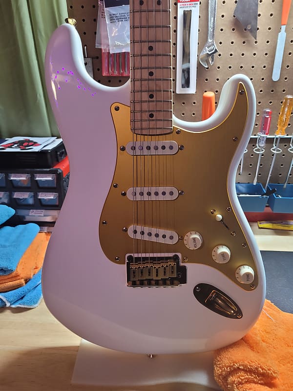 Squier Standard Series Stratocaster 2014 White/Gold | Reverb