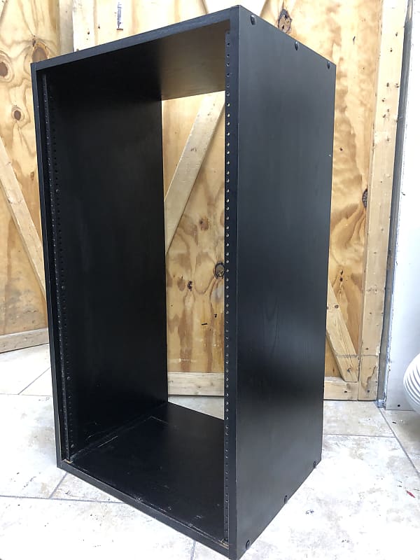 Twenty (20) Space Studio Rack Case - Black Laminate Middle | Reverb