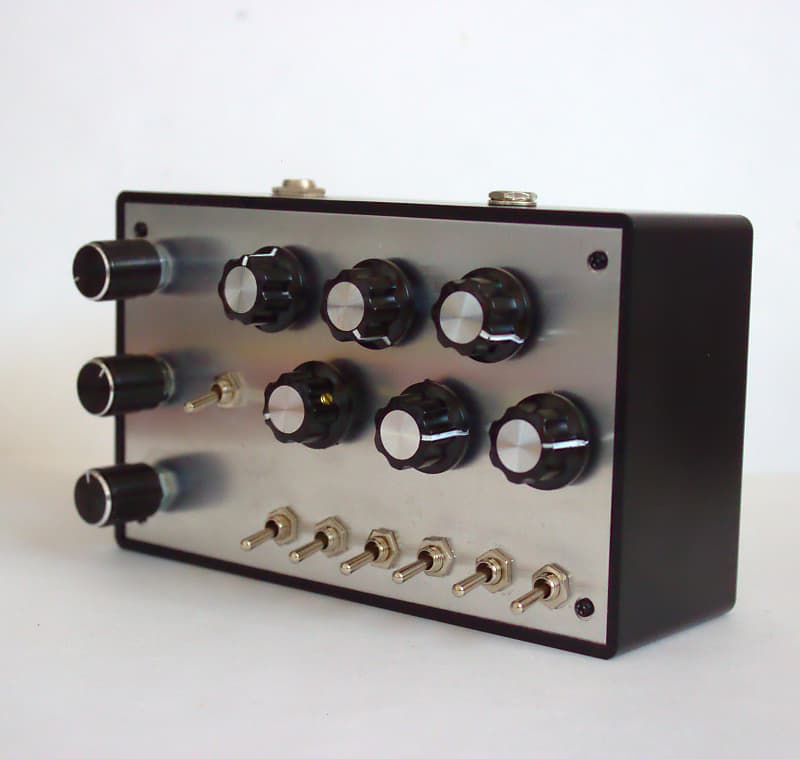 King Drone analog drone and noise synth with LP/HP filter | Reverb UK