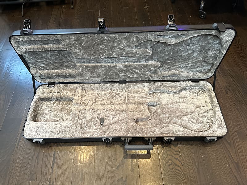 Fender DELUXE MOLDED CASE - ELECTRIC BASS 2019 - Black | Reverb