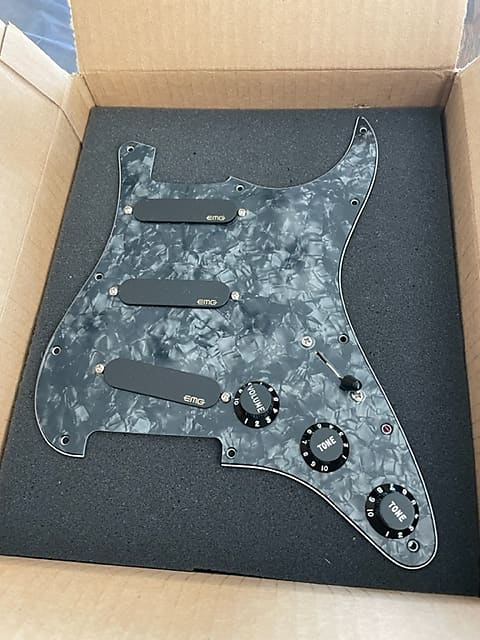 EMG DG20 David Gilmour Loaded Pickguard in Black Pearl | Reverb