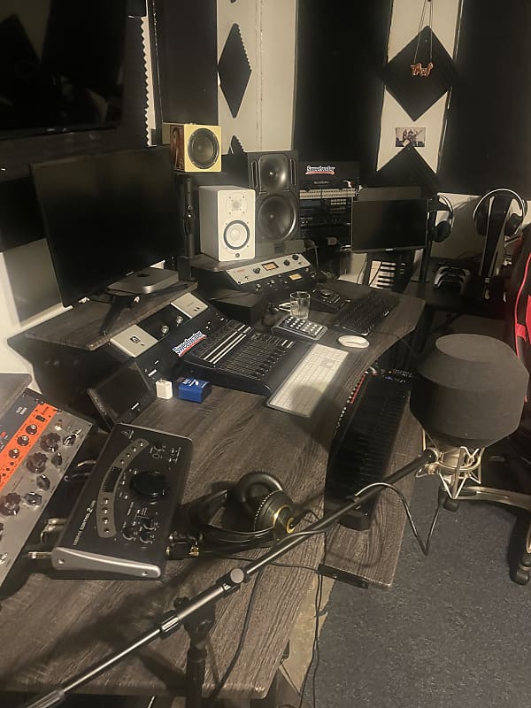 Eleazar 40in Curve music recording desk - Black Oak | Reverb