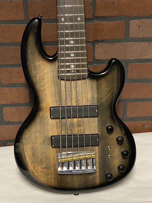 Short Scale Bass 6 string Form Factor Audio Wombat Mini 27" | Reverb