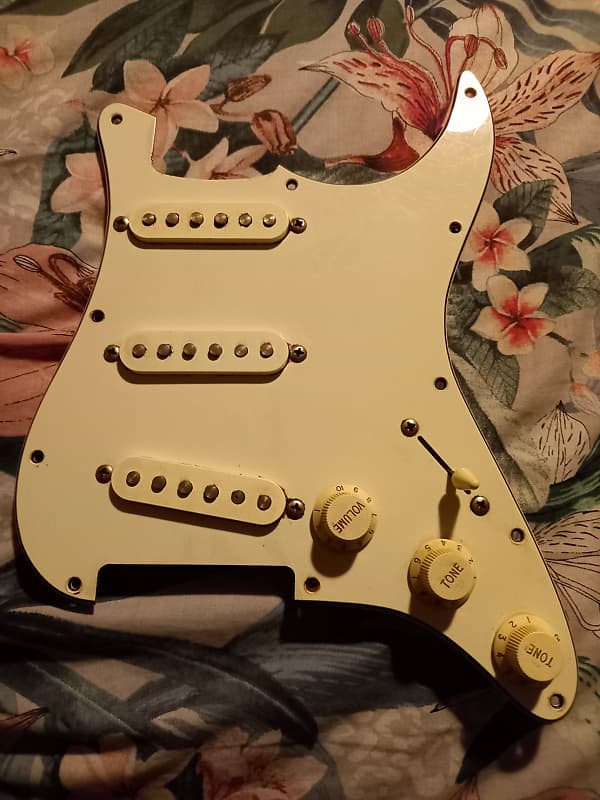 Encore Loaded Stratocaster scratchplate 1980s White | Reverb UK