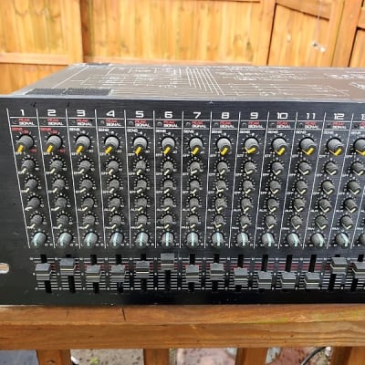 Roland Model M-160 Rackmount 16 Channel Line Mixer EQ | Reverb