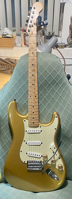 2003 Squier Affinity Stratocaster – Aztec Gold – w/ Fender | Reverb