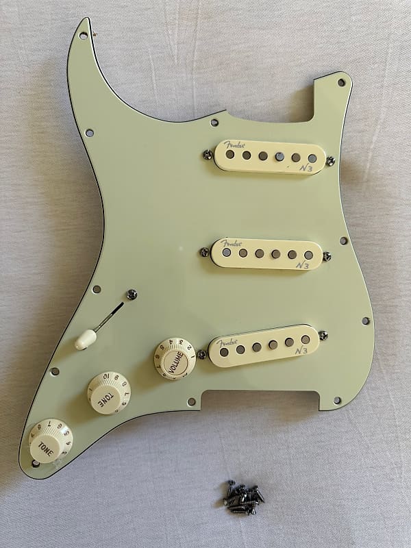 2011 Fender Stratocaster Deluxe Noiseless Loaded Pickguard - | Reverb