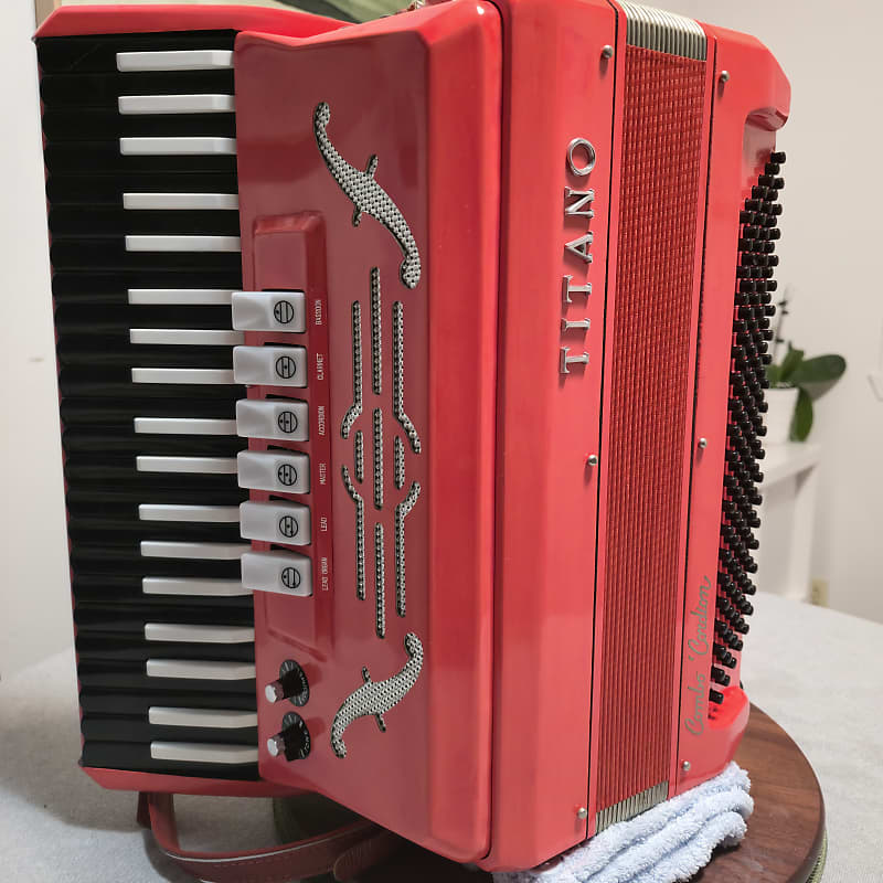 Titano “Fire Red” Combo ’Cordion – 41/120 LMQ 1964 - Fire Red | Reverb