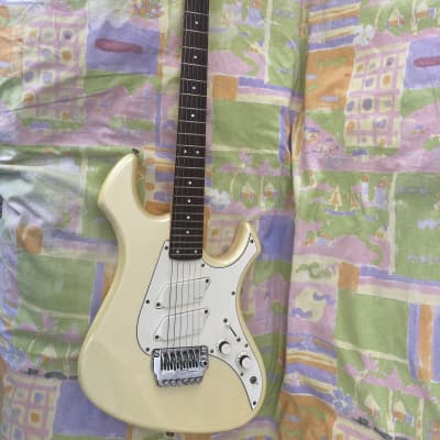 Fender Performer Made in Japan 1985 White/yellow | Reverb