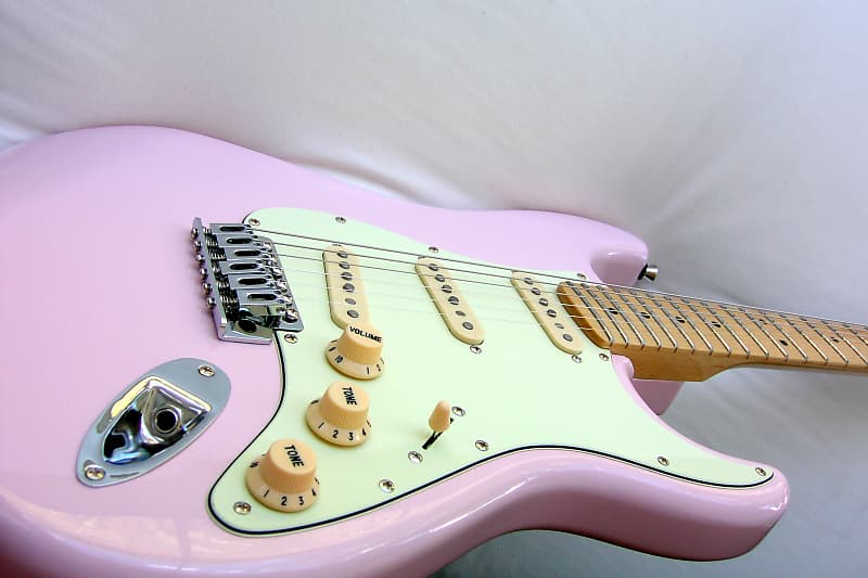 SALE* “FLOW GUITARS" SHELL PINK /Us ToneWorks Pickups.(Like | Reverb