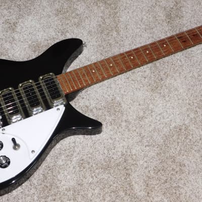 RICKENBACKER 320 electric guitars