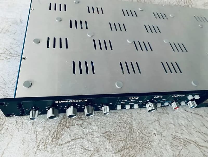 API 2500 Stereo Bus Compressor | Reverb