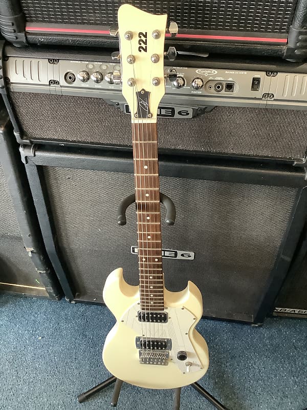 First Act 222 ADAM LEVINE MODEL 2000-2008 - WHITE | Reverb