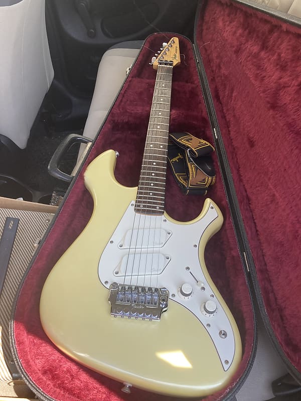 Fender Performer Made in Japan 1985 White/yellow | Reverb
