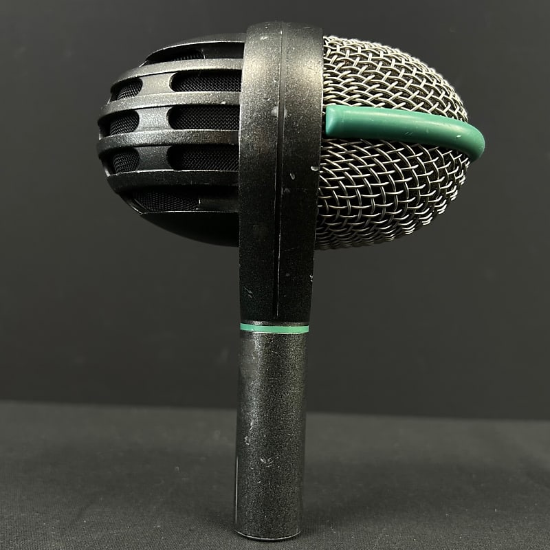 AKG D112 Large-Diaphragm Dynamic Kick Drum Microphone | Reverb Canada