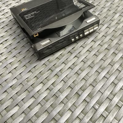 Technics Sl XP 7 Portable miniature CD discman player SL XP7 Technics Sl XP 7 Portable miniature CD discman player SL XP7