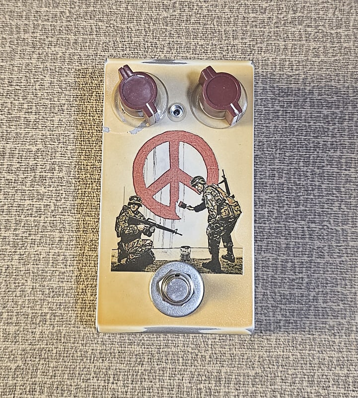 Hello Sailor Effects Axis Fuzz - Aged white | Reverb Canada