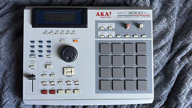 Akai Mpc 2000xl 8 Outputs Max Ram Cf Card Reverb Luxembourg