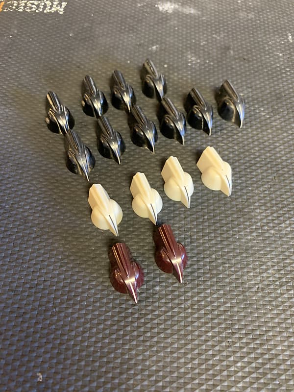Lot of 16 Vintage Daka-Ware Bakelite Chickenhead Knobs | Reverb