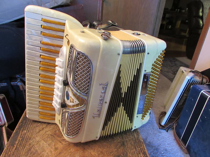 Accordion Universal,120 bass,3/4 LM,14.25"KB.7 treble,2 bass | Reverb
